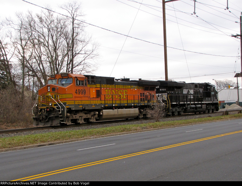 BNSF 4999 and NS 8160